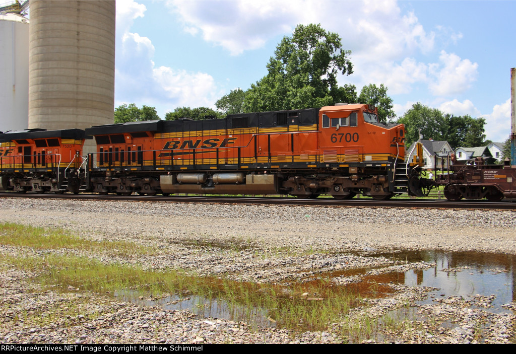 BNSF 6700